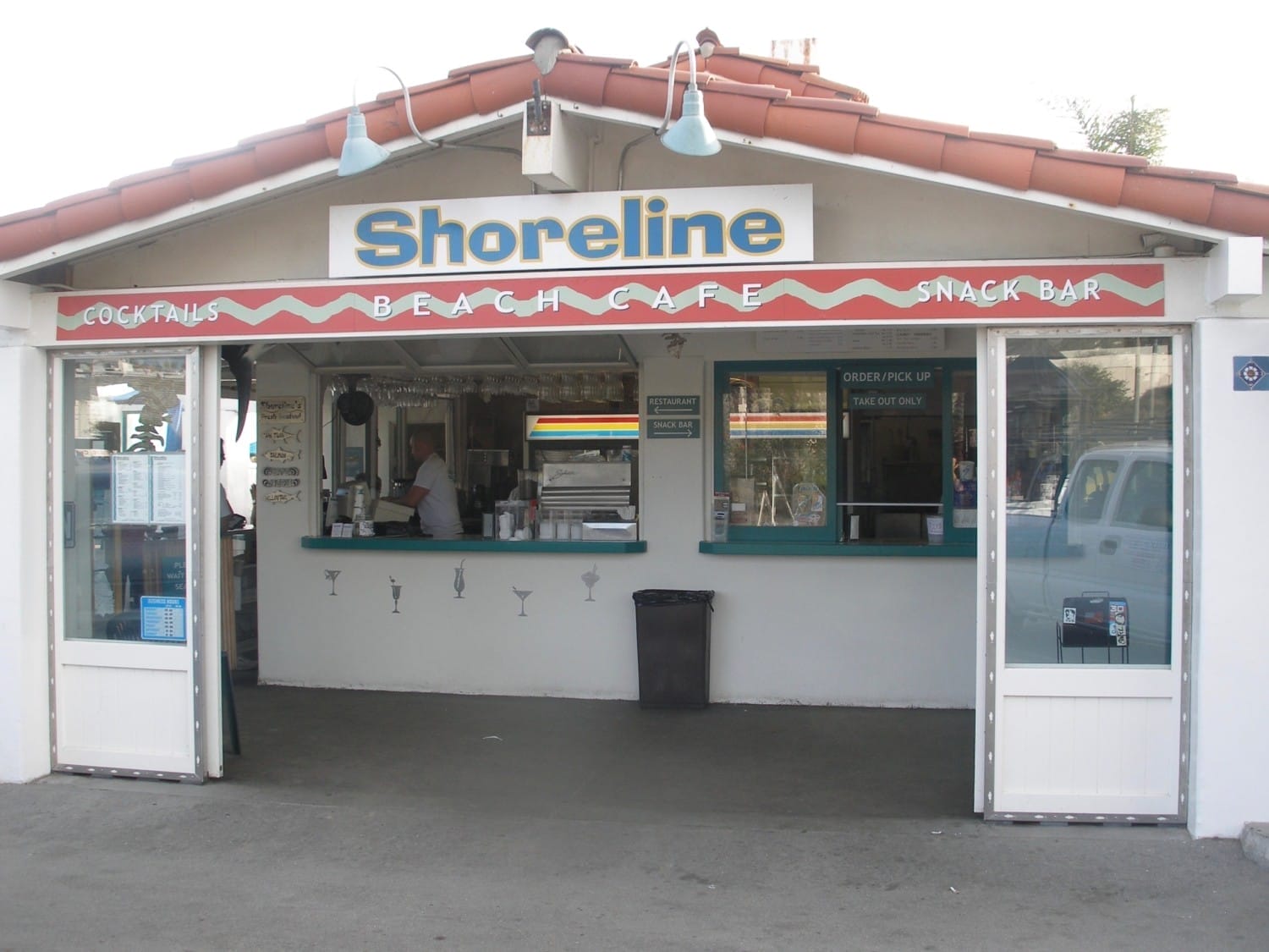 Shoreline Beach Cafe: Specializing in Ahi Tuna and Sandy Toes - Food GPS